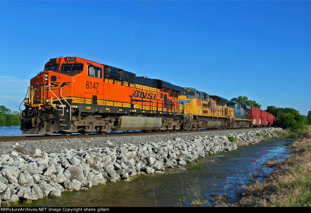 BNSF 6147 Rolls a freight Nb leading Up and csx power!!